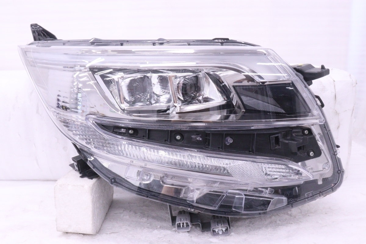 55-1730★後期 LED ZRR80W ノア★右ヘッドライト Si/W×B III ICHIKOH 28-239 打刻:M ユニット スモークメッキ 純正★トヨタ (DM) /【Buyee ...