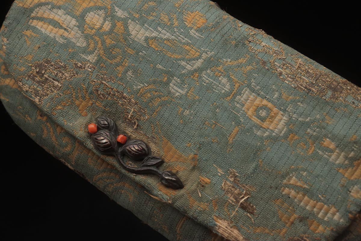 FA582 時代提げ物 金工珊瑚装飾草花図前金具 古裂煙草入 網代煙管筒・腰差したばこ入・莨入 喫煙具 /【Buyee】 Buyee ...