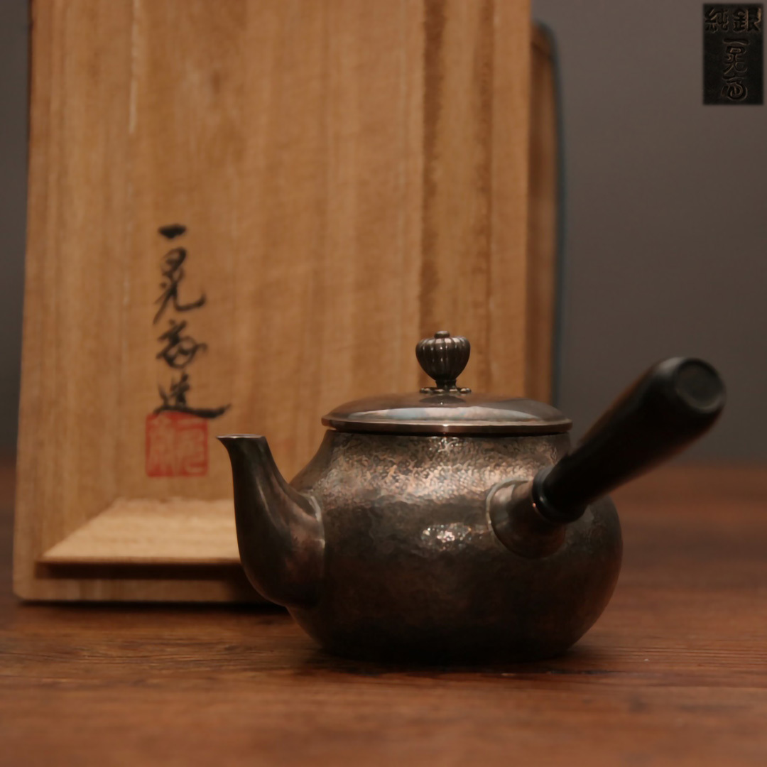 古銀 茶壺 一晃斎 造 「純銀製砂面紋檀木側把手執壺」 銀瓶 煎茶 湯沸 急須 共箱 茶道具 南鐐 金工 茶器 時代物 LT-24207 ...