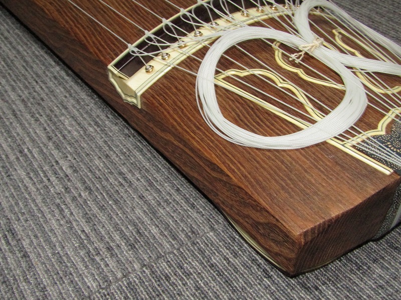 購入600万 最高級 演奏会用 琴 くり甲 柾目 13弦 子持ち綾杉彫 透かし玉縁「平成四年 小川秀雄 寺田裕 作」琴柱 猫脚付き 十三弦 箏 ...