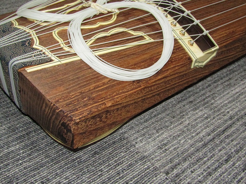 購入600万 最高級 演奏会用 琴 くり甲 柾目 13弦 子持ち綾杉彫 透かし玉縁「平成四年 小川秀雄 寺田裕 作」琴柱 猫脚付き 十三弦 箏 ...